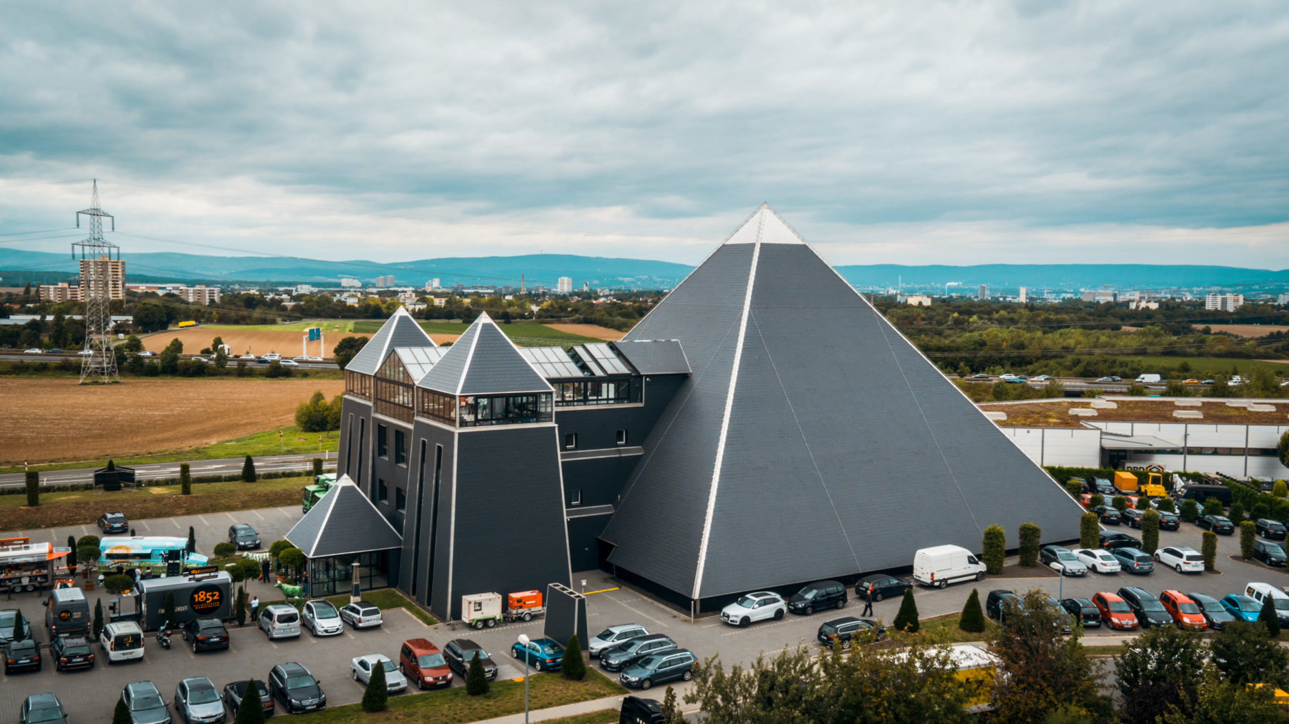 Pyramide Mainz - Dank Cabriodach ideal bei jeder Wetterlage in Mainz ...